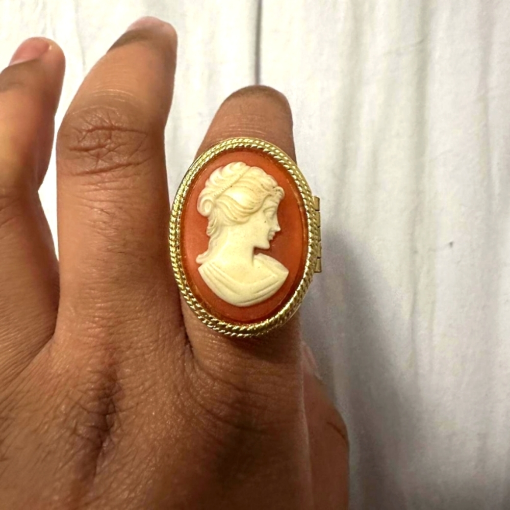 Vintage Cameo Avon Perfume Locket Ring 8.5 - Gem